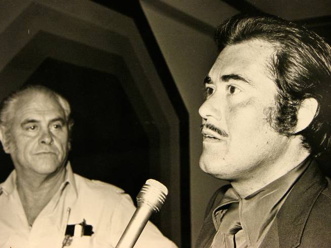 Photograph : Wayne Newton with manager