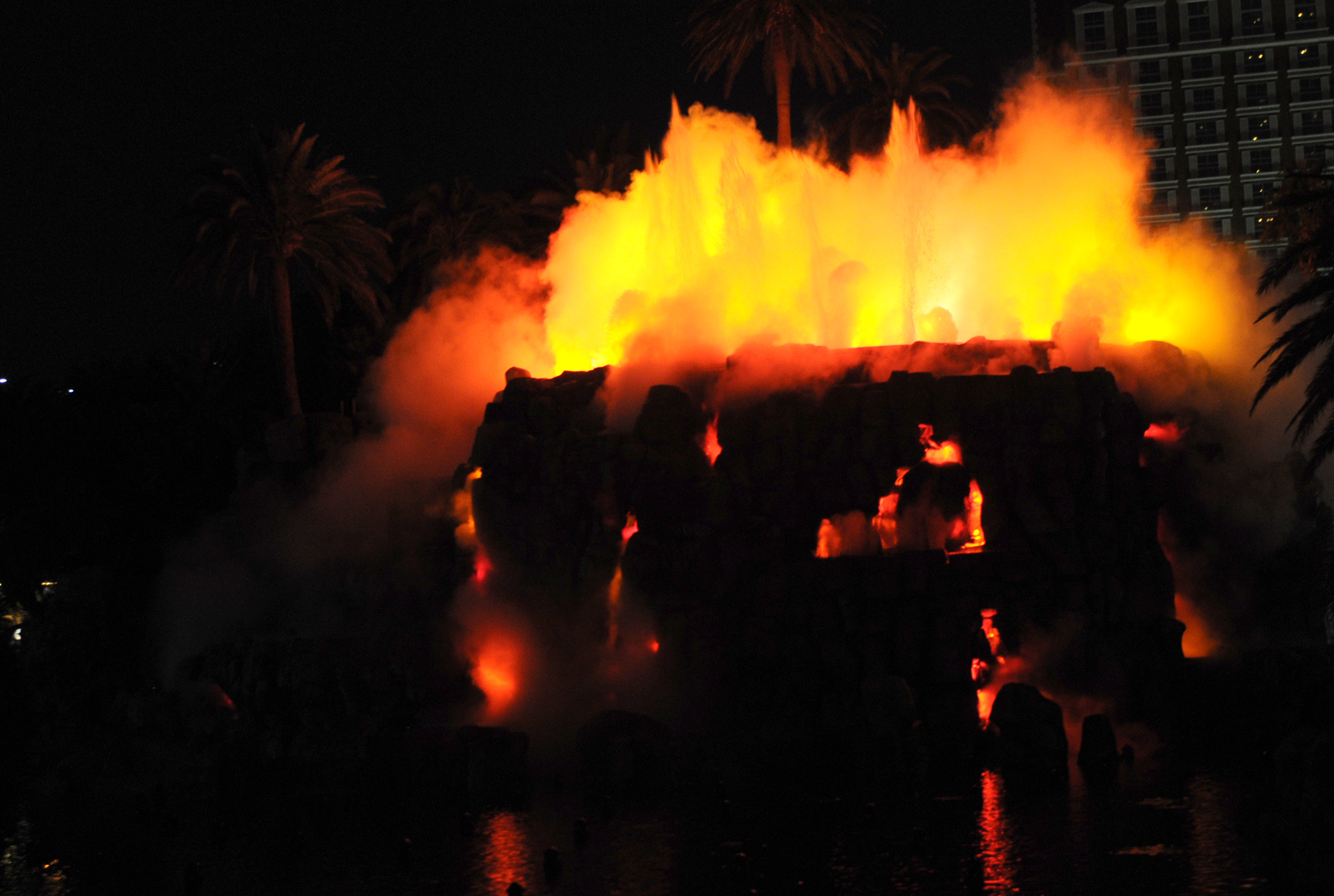 The Mirage Volcano - Las Vegas Sun News