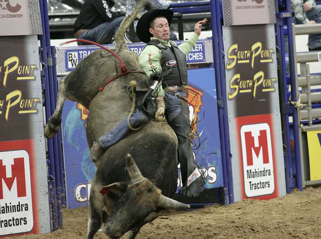 Baethge wins world championship in bull riding - Las Vegas Sun News