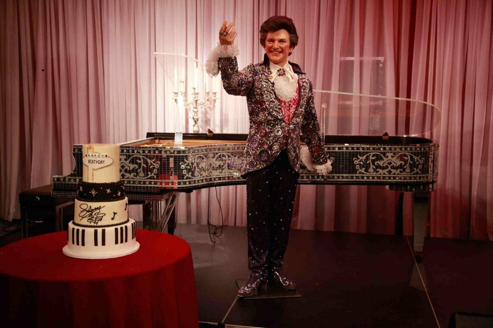 Fans to White House: Give Liberace his own stamp - Las Vegas Weekly