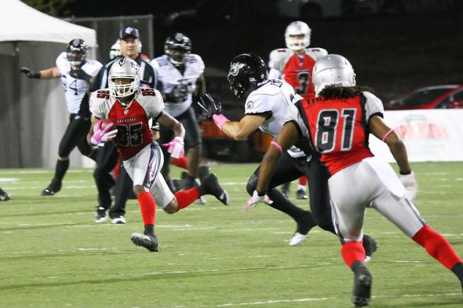 Locomotives vs. Nighthawks - Locos fullback Bobby Rome (85) runs past ...