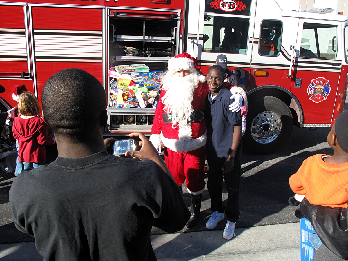 Firefighters deliver holiday cheer to struggling family - Las Vegas Sun ...