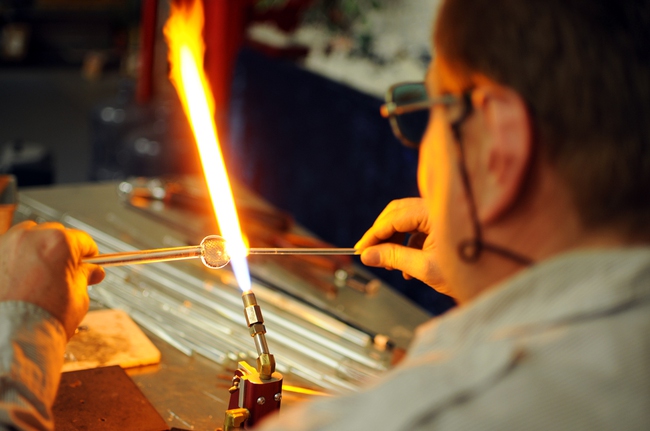 In Henderson, master glass blower teaches hands-on lessons - Las Vegas ...