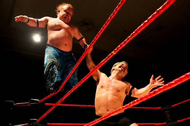 Midget Wrestling @ Riviera - A look at Extreme Midget Wrestling at The ...