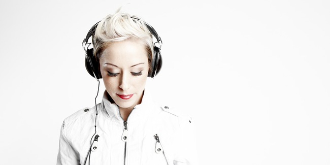 Photograph : DJ Tina T - Las Vegas Sun News