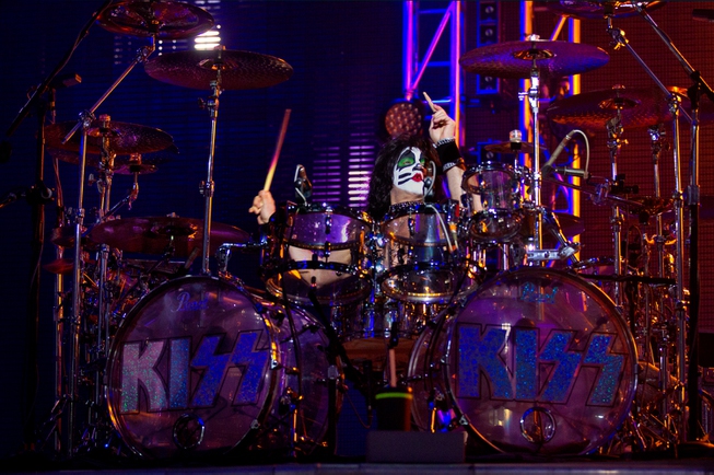 KISS Begins Residency at the Joint - Eric Singer of KISS plays the ...