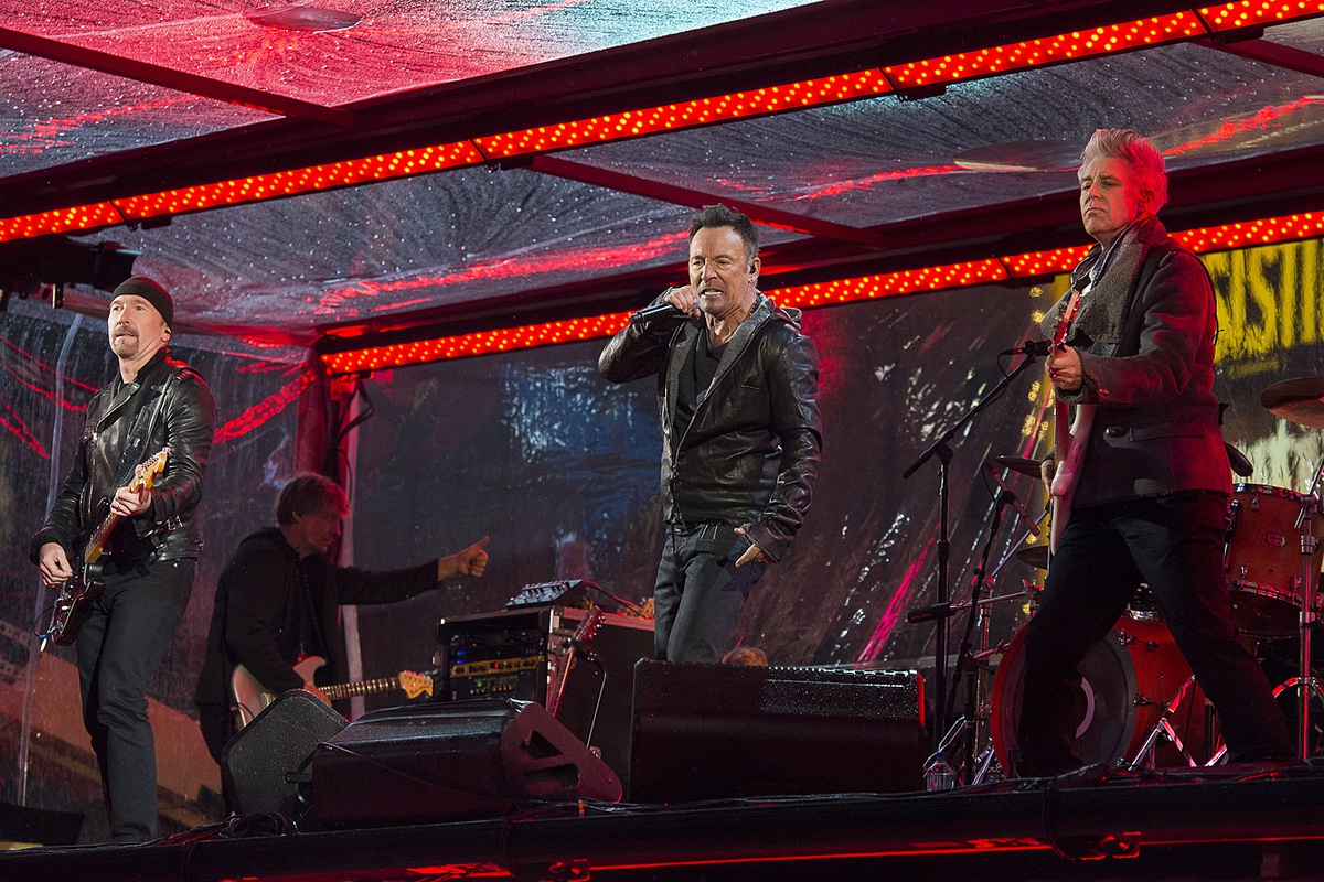 The Boss becomes Bono: Springsteen sings with U2 - Las Vegas Sun News