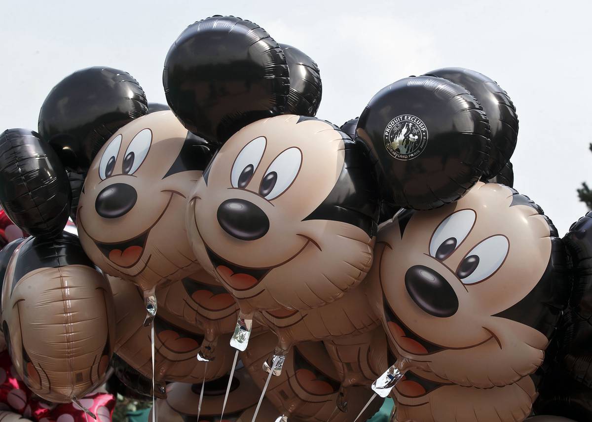 Dick Nunis, who helped expand Disney's theme park ambitions around the ...