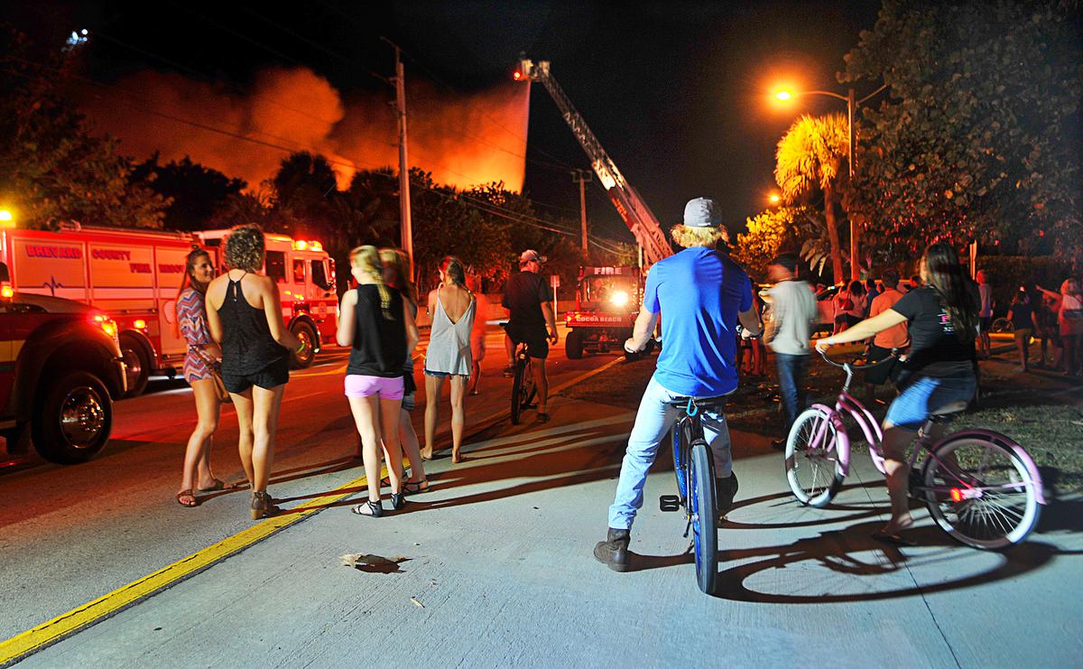 Crews battle major fire at iconic Florida mansion - Las Vegas Sun News