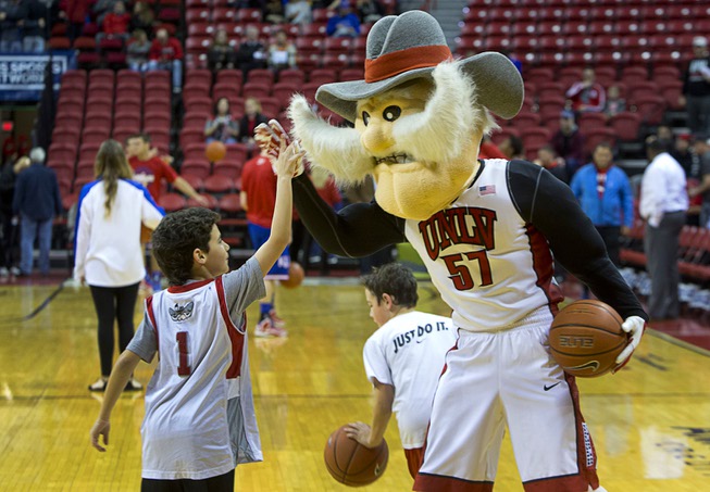 UNLV-Kansas basketball 2016 - Nikolas Rymer, 11, high fives with UNLV ...