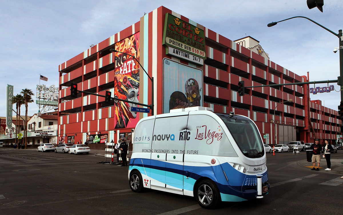 Self-driving shuttle bus launches test run along Fremont East, a first ...
