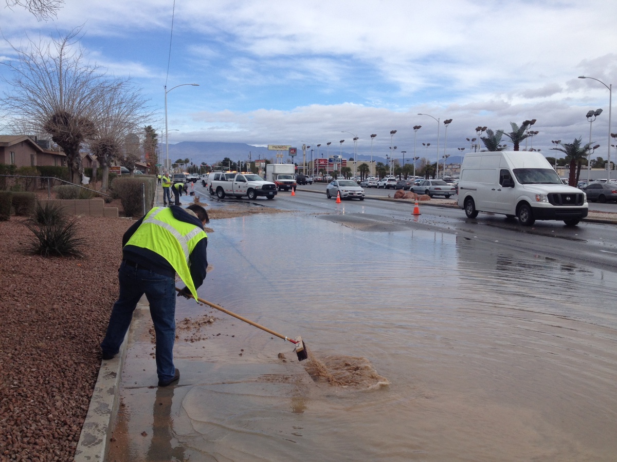Decatur Boulevard flooded after aging water main breaks - Las Vegas Sun ...