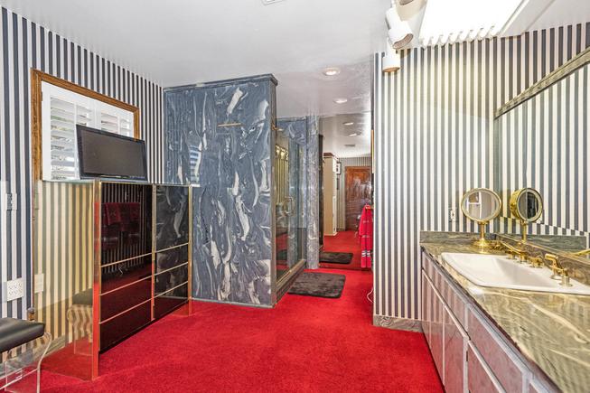 Jerry Lewis' Las Vegas Home For Sale - A look at the master bath of ...