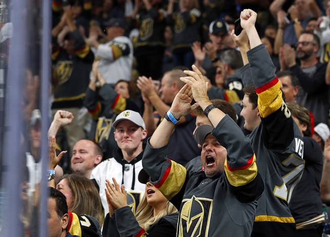 Photograph : Flyers Beat Golden Knights 5-2 in Season Opener