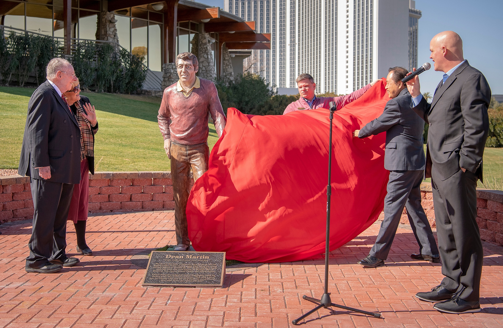 Las Vegas Country Club Dean Martin Statue - Las Vegas Sun News