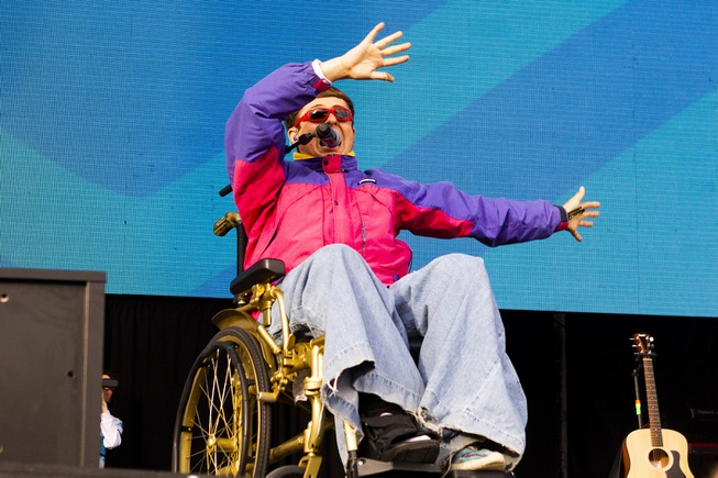 Life Is Beautiful 2019 Day 3 - Oliver Tree performs in a wheelchair due ...