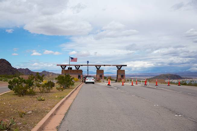 Red Rock Canyon & Lake Mead Areas Close - The entrance checkpoint to ...