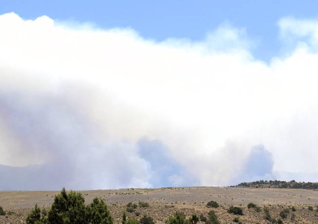 U.S. 395 reopens along Sierra, crews gain on Nevada wildfire - Las ...