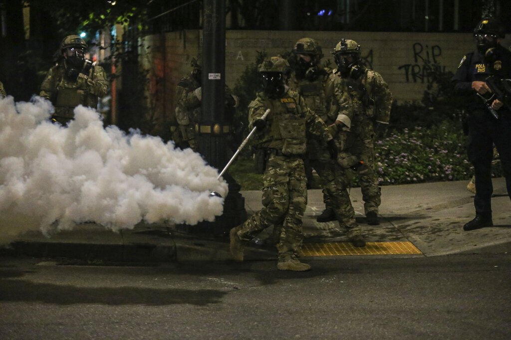Portland protesters gassed after setting fire at courthouse - Las Vegas ...