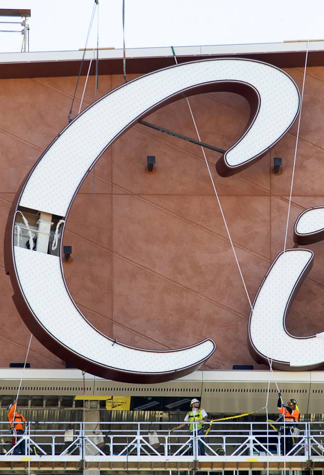 Photograph : Circa Sign Installation - Las Vegas Sun News