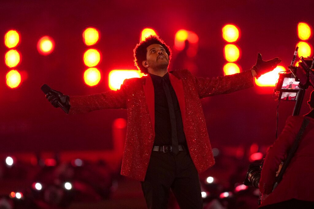Review: Yawn, is it Monday yet? The Weeknd bores at halftime - Las ...