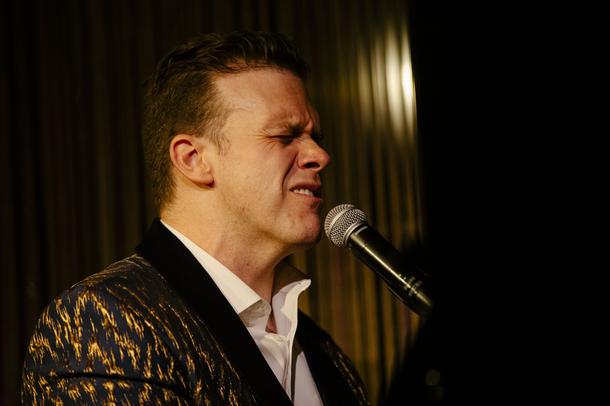 Photograph: Colte Juian at The Vegas Room - Las Vegas Weekly