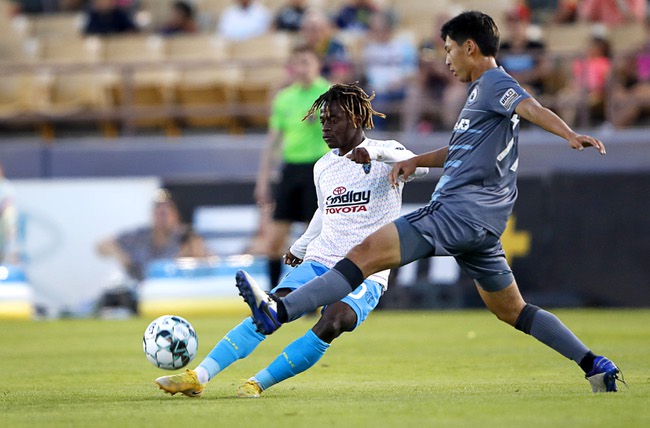 Photograph : Lights Shut Out Defiance in Home Opener - Las Vegas Sun News