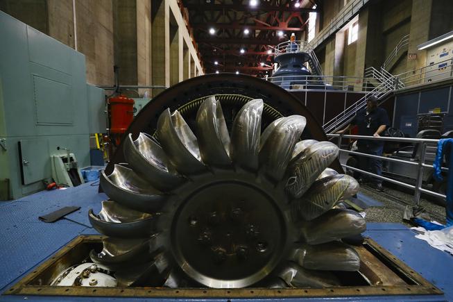 Hoover Dam Tour - An in-house turbine which generates power for the ...