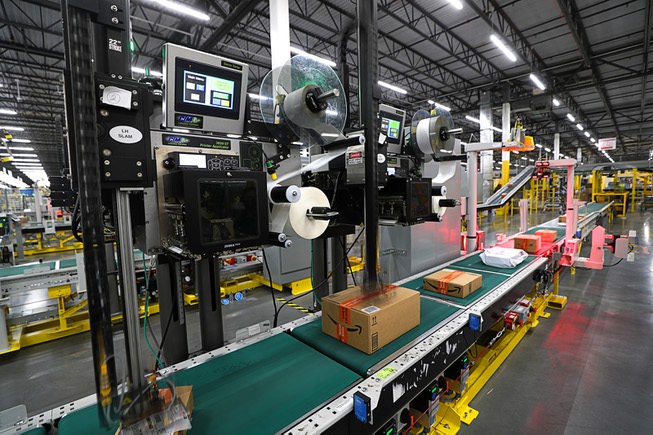 Amazon Warehouse Tour - Boxes and shipping envelopes get shipping ...