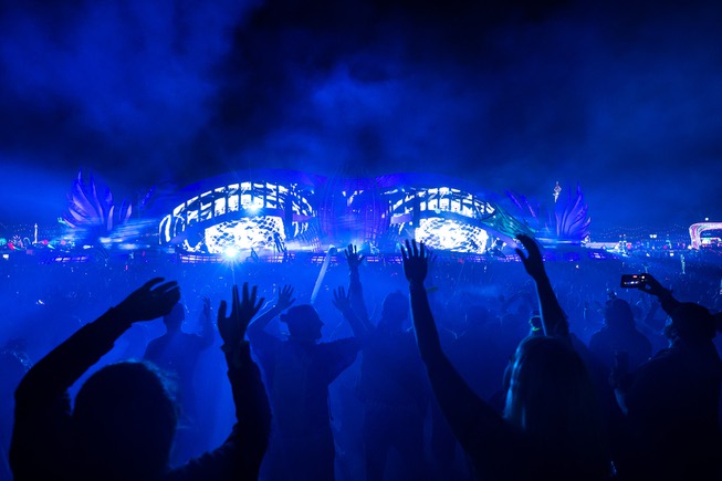 EDC 2021 Night 2 - EDM fans dance during AC Slater's set on night 2 ...