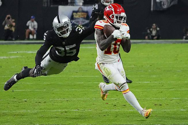 Photograph : 1114_AP_RaidersChiefs - Las Vegas Sun News