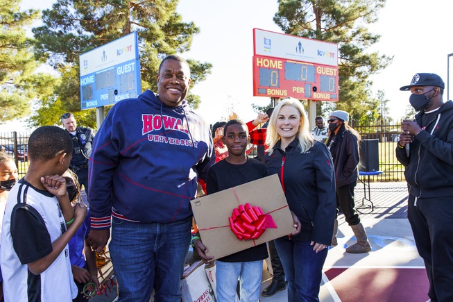 Shaq Delivers on 100 Laptop Promise - HHC & Shaq Computer Gifts ...