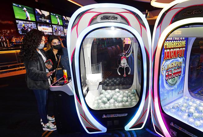 Photograph : Gambling Claw Machines At Circa - Las Vegas Sun News