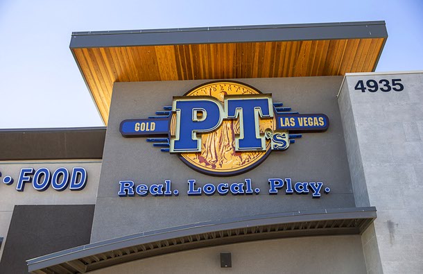 Photograph: PT's Gold Happy Hour - Las Vegas Weekly