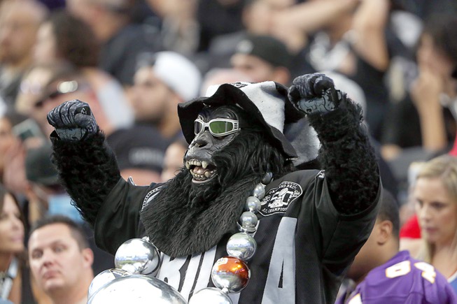 Photograph : 0814_sun_RaidersVikings2