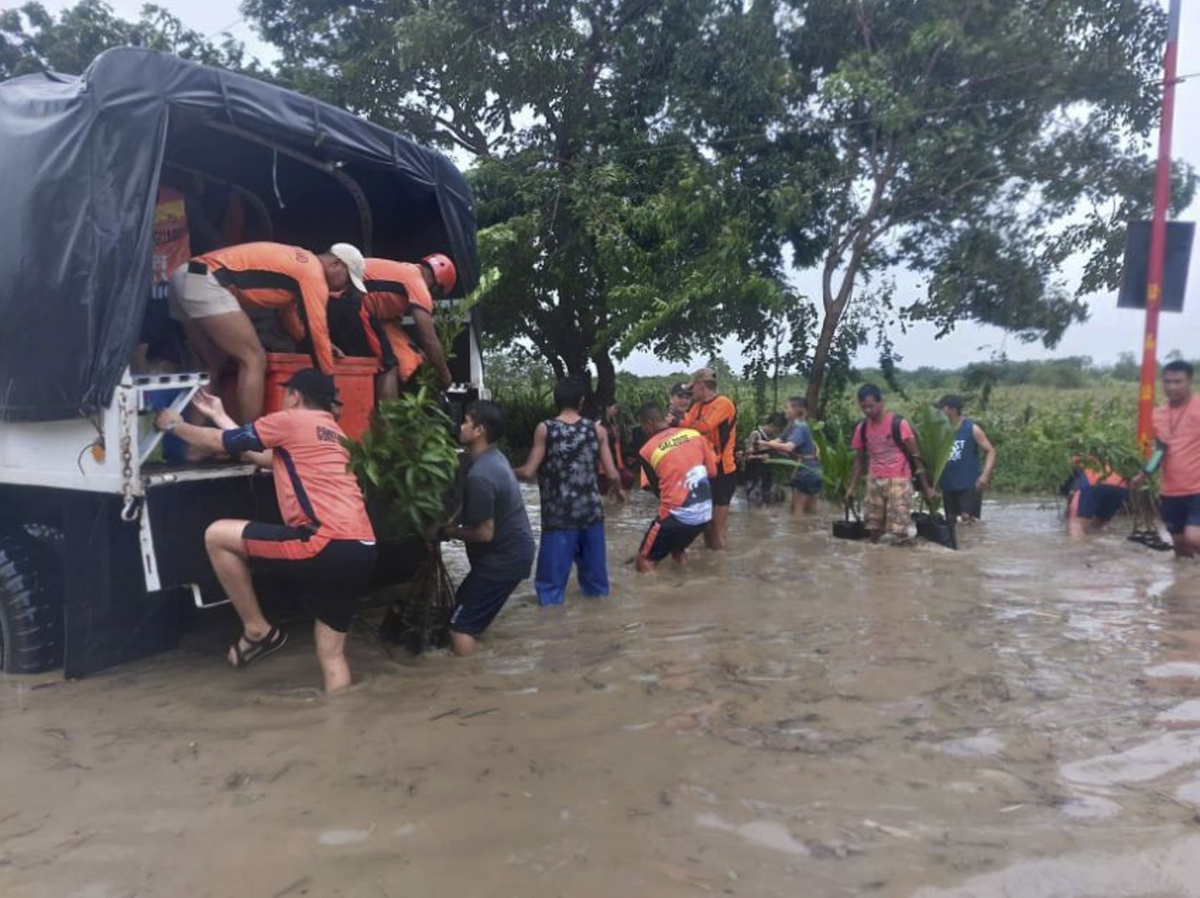Tropical storm injures 3, displaces thousands in Philippines - Las Vegas Sun News