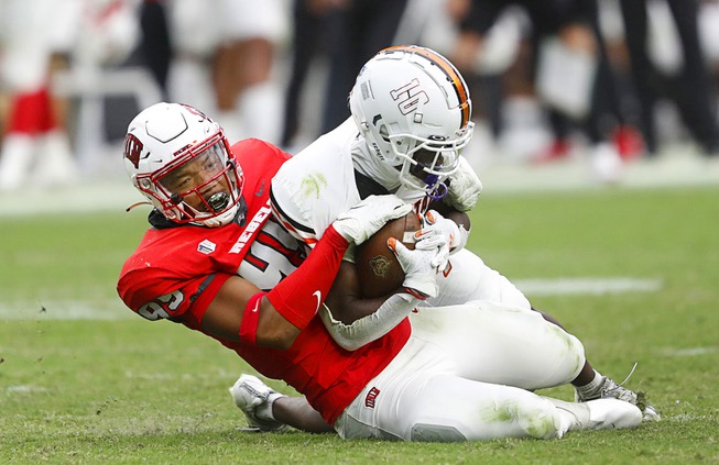 0827_sun_UNLV_IdahoSt2 - UNLV Rebels linebacker LeShaun Bell (99) pulls ...