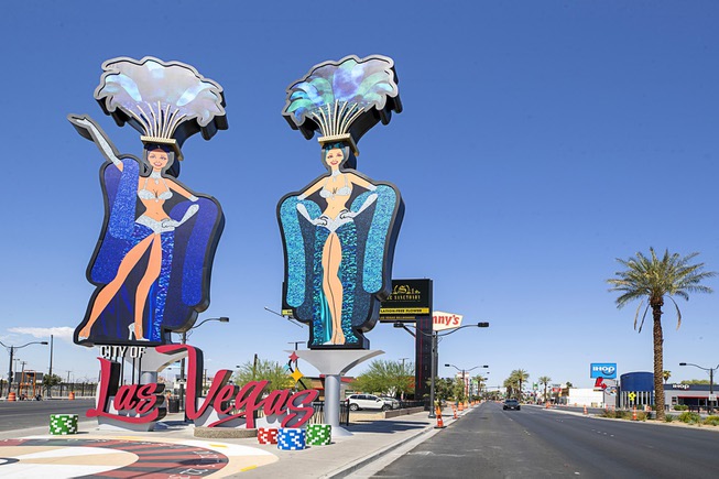 Photograph : 50-Foot-Tall Showgirl Signs - Las Vegas Sun News