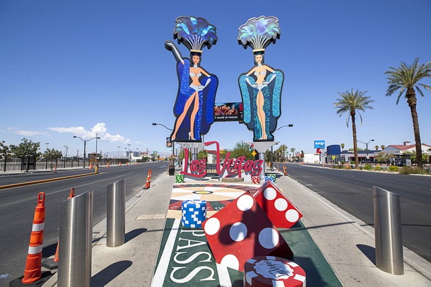 Photograph: 50-Foot-Tall Showgirl Signs - Las Vegas Weekly
