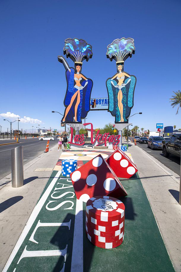 Photograph: 50-Foot-Tall Showgirl Signs - Las Vegas Weekly