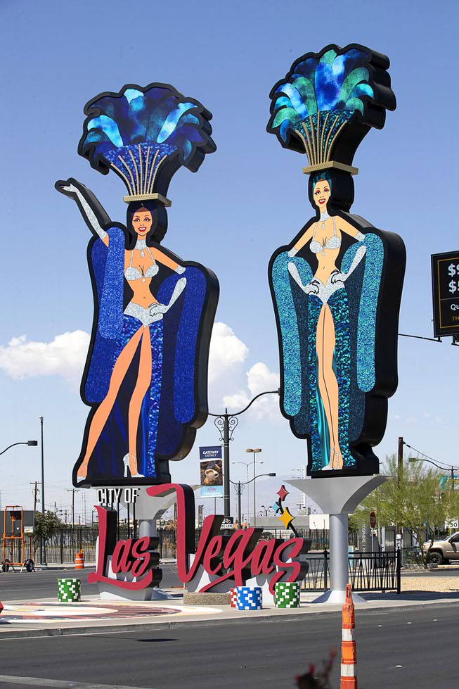 Photograph : 50-Foot-Tall Showgirl Signs - Las Vegas Sun News