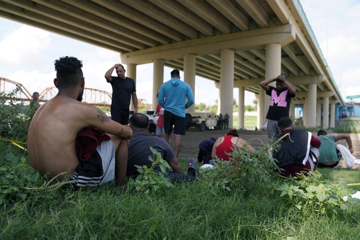 US officials: Border crossings soar among Venezuelans - Las Vegas Sun News