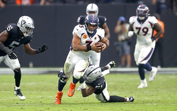 Photograph: 1002_sun_RaidersBroncos4 - Las Vegas Weekly