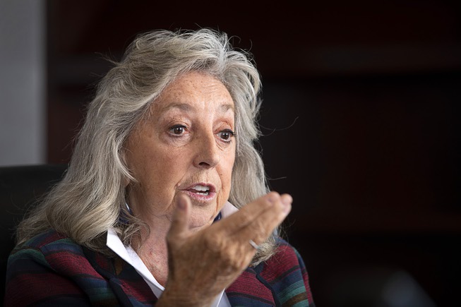 Photograph : Editorial Board: Dina Titus