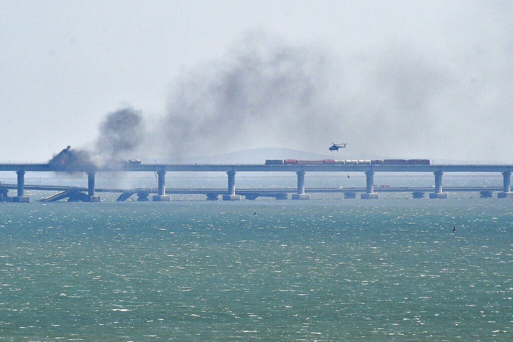 Explosion damages bridge to Crimea, hurts Russia supply line - Las ...