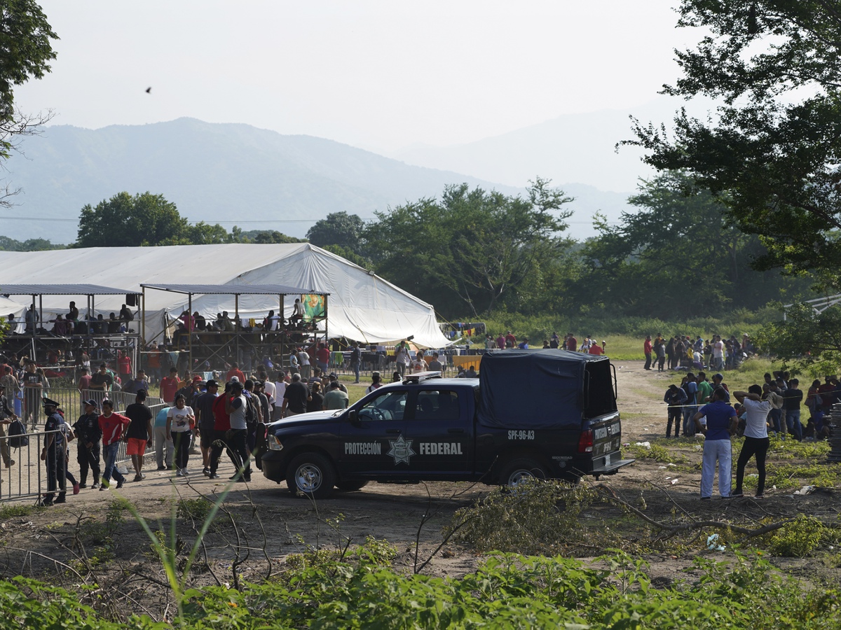 Small town in southern Mexico hosts thousands of migrants - Las Vegas ...