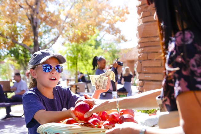Photograph : Student Farmers Market - Las Vegas Sun News