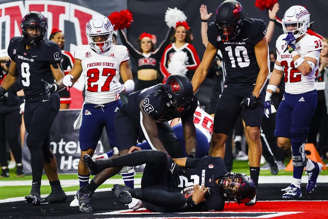 UNLV football puts up fight but loses 5th straight, 37-30 to Fresno ...