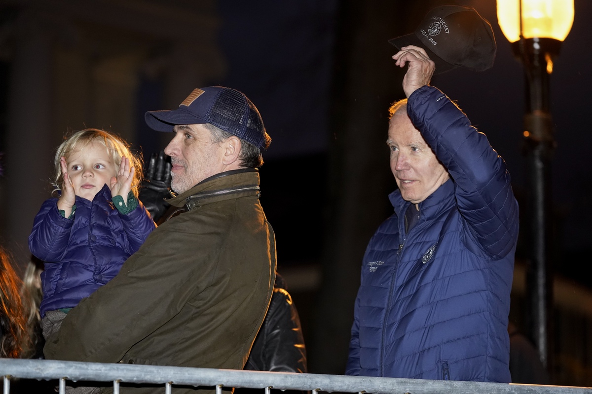Biden, family attend Christmas tree lighting on Nantucket - Las Vegas ...