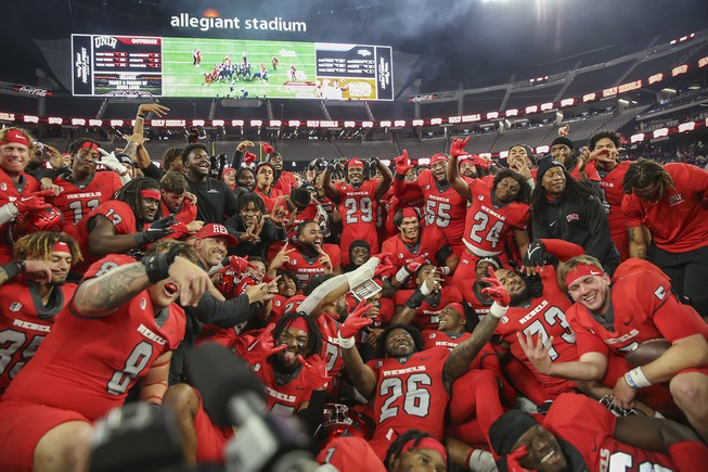 UNLV football beats UNR - The UNLV Rebels celebrate after defeating UNR ...